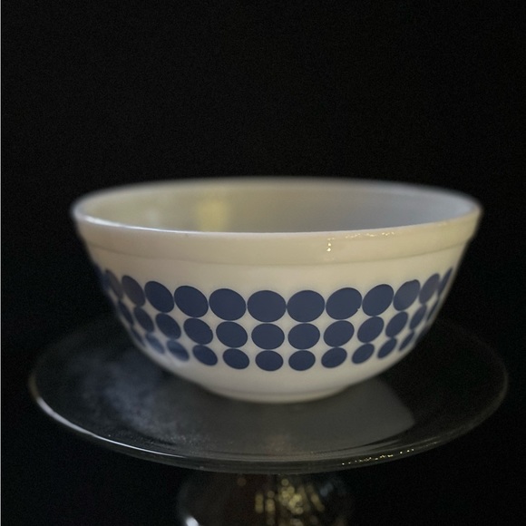 Pyrex | Kitchen | Vintage Pyrex Blue Dot Glass Mixing Bowl 25qt Blue ...